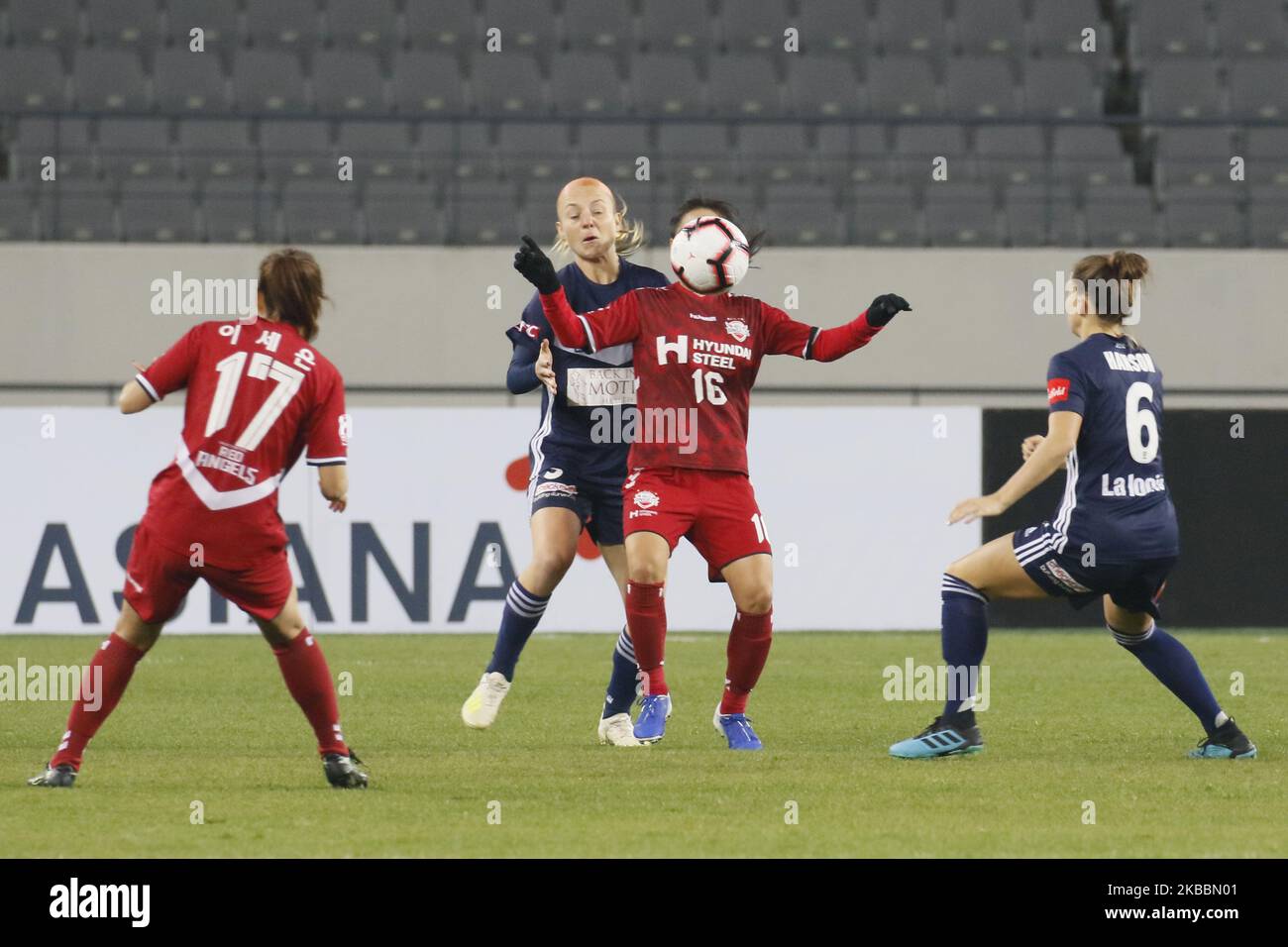 Teigen Allen of Melbourne Victory and Jang Selgi of Incheon Hyundai ...