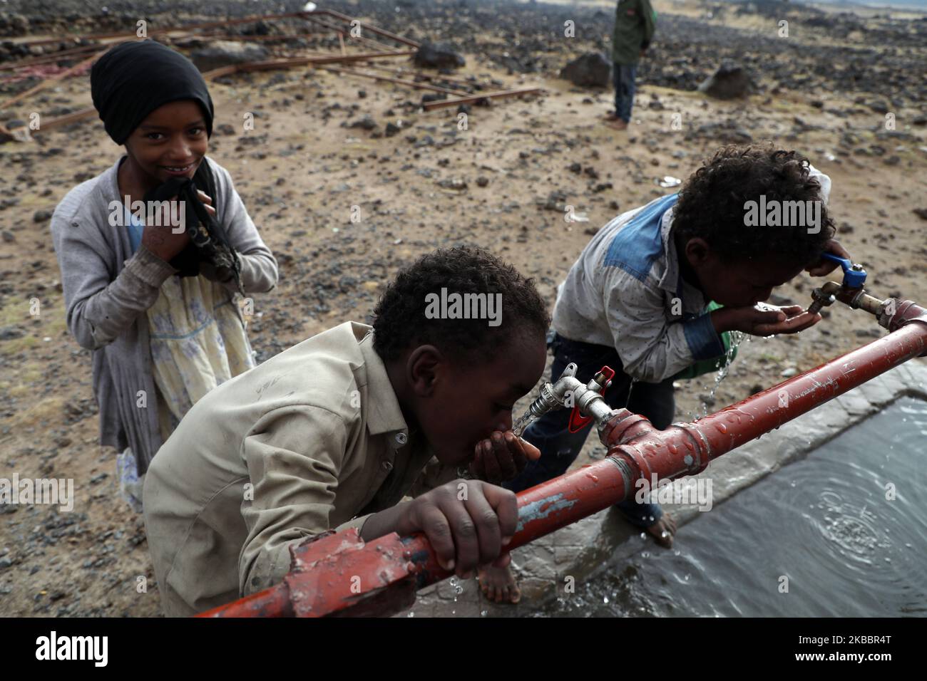 Yemeni Internally displaced children who fled their homes due to the ...