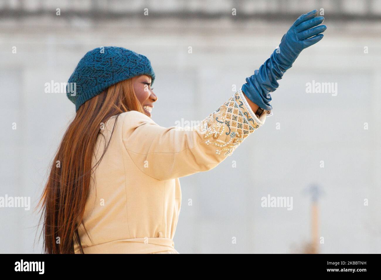 Gospel singer yolanda adams waves hi-res stock photography and images ...