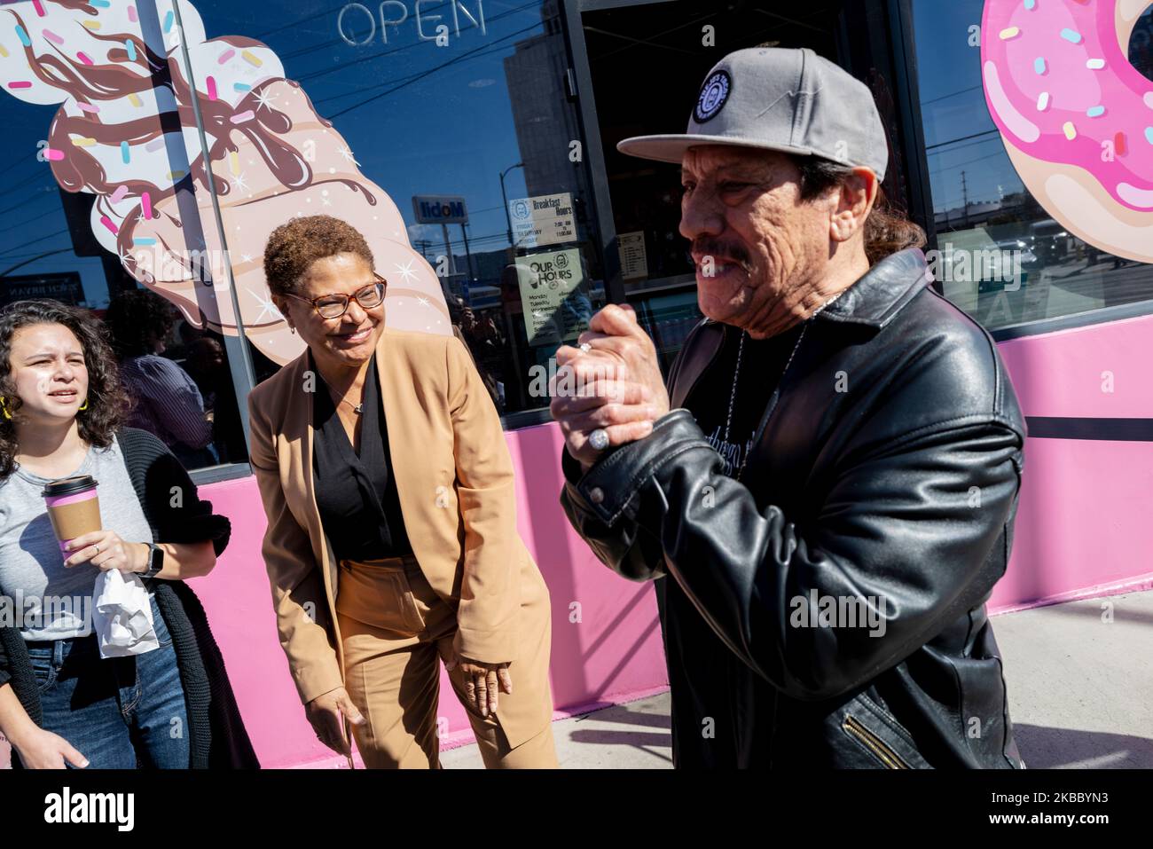 Los Angeles Mayoral candidate Karen Bass meets and receives an ...