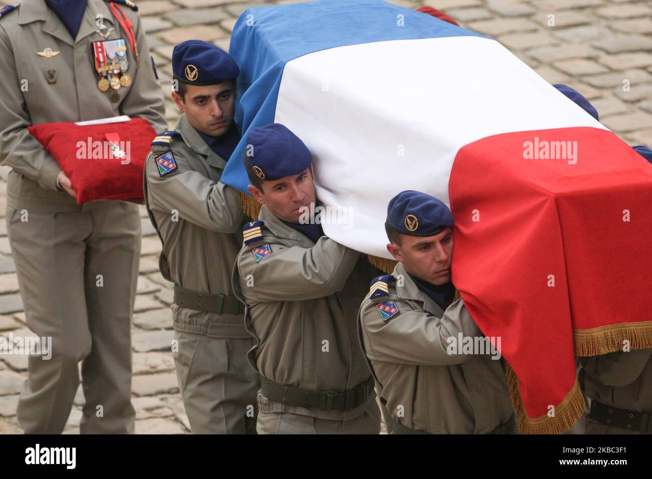 Soldiers carry the coffin of the 13 French soldiers who died in a ...