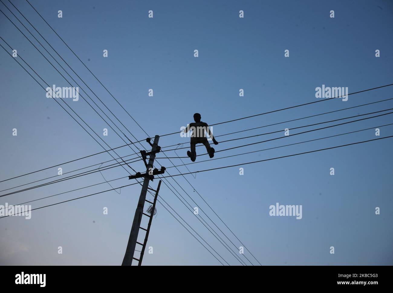 Indian electrician fixes electric wires hi-res stock photography and ...