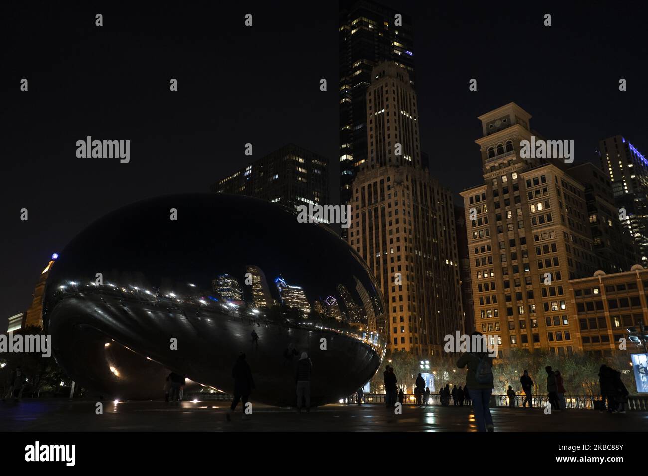 The monument of the Cloud Gate called "the bean", is not a giant bean ...