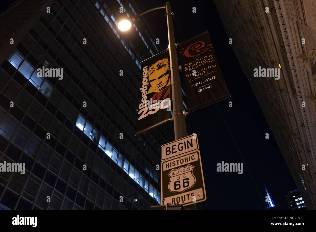 Start sign of the historic Route 66 in the city of Chicago (U.S.A ...