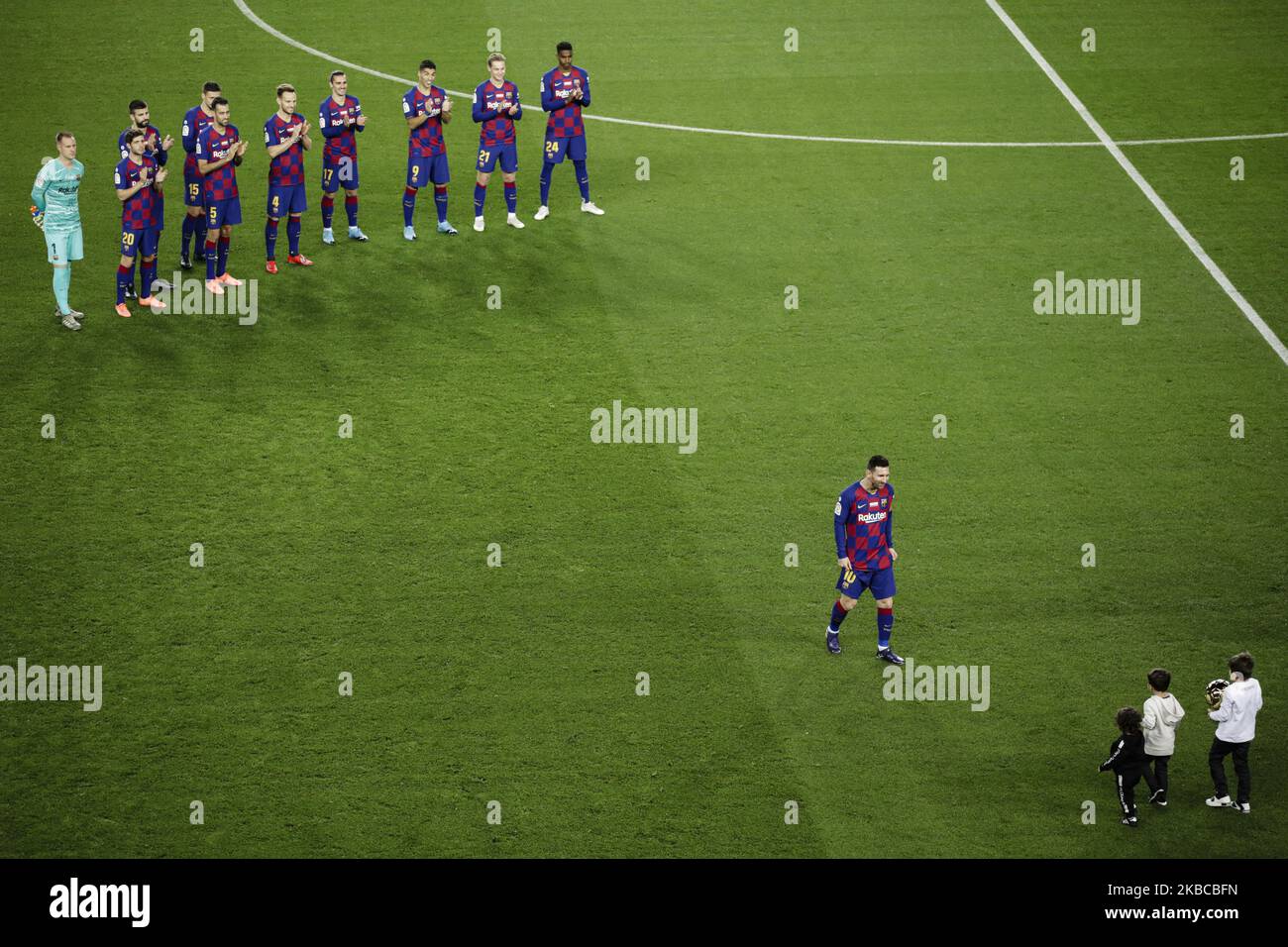 FC Barcelona players watching 10 Lionel Messi from Argentina of FC ...