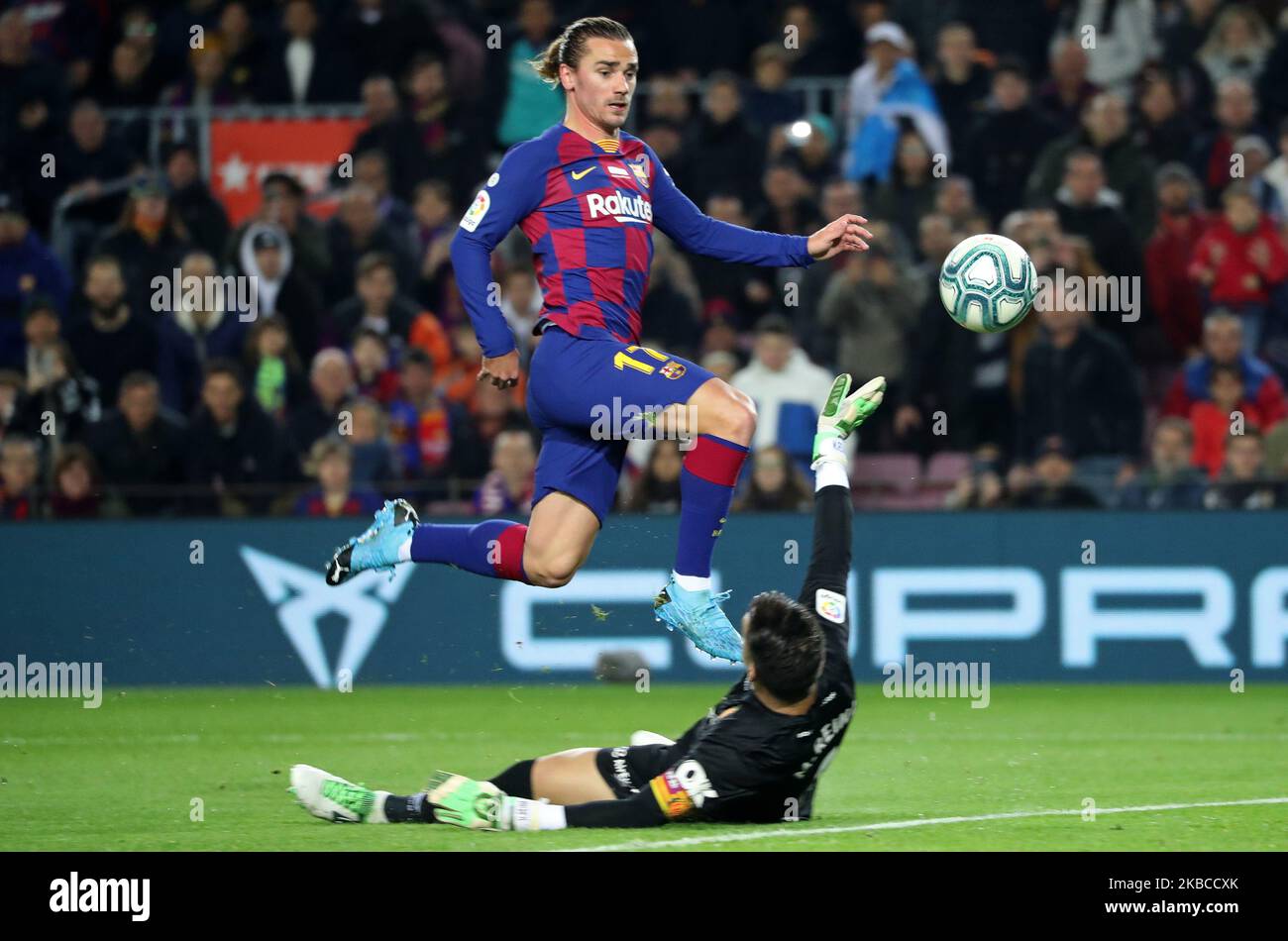 Antoine Griezmann scores during the match between FC Barcelona and Real ...