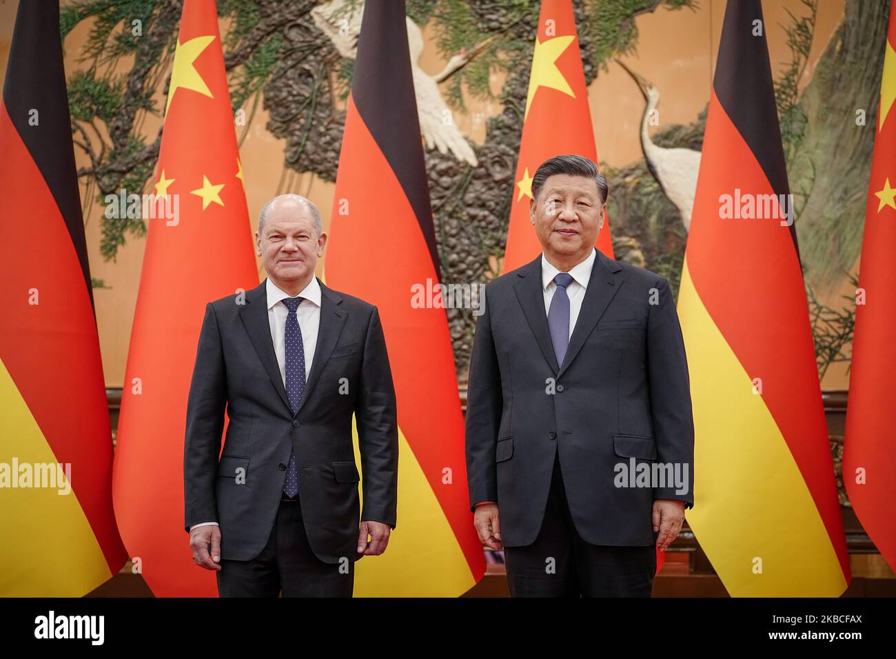 Peking, China. 04th Nov, 2022. Xi Jinping (r), President of China ...