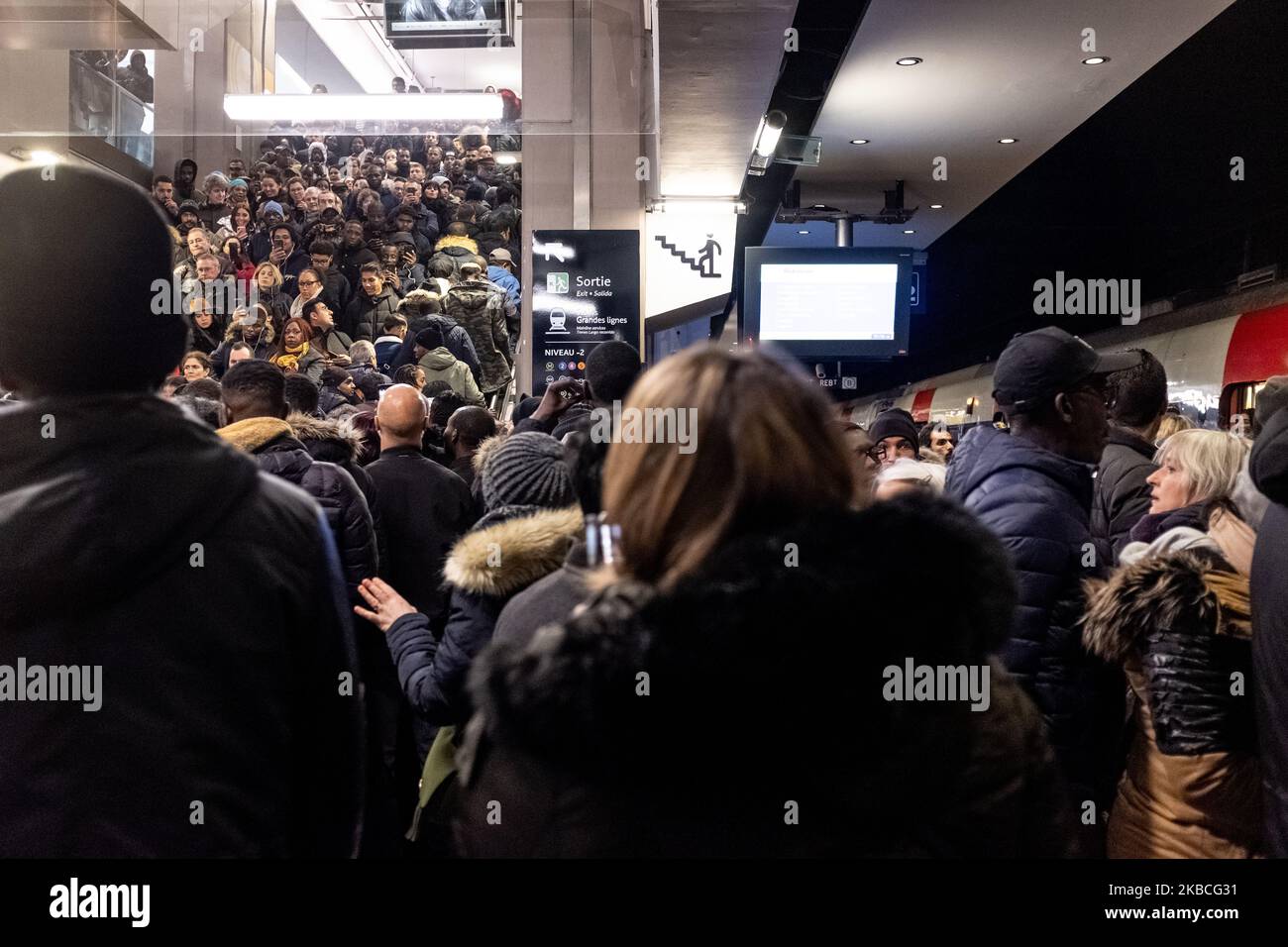 Hundreds of passengers jostle hi-res stock photography and images - Alamy
