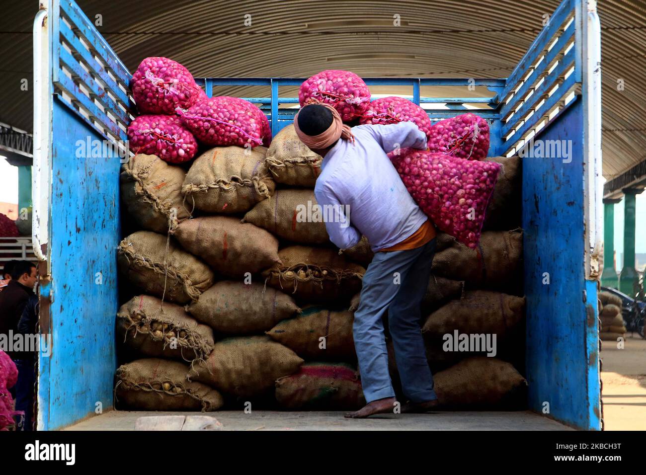 Sack of onions hi-res stock photography and images - Alamy