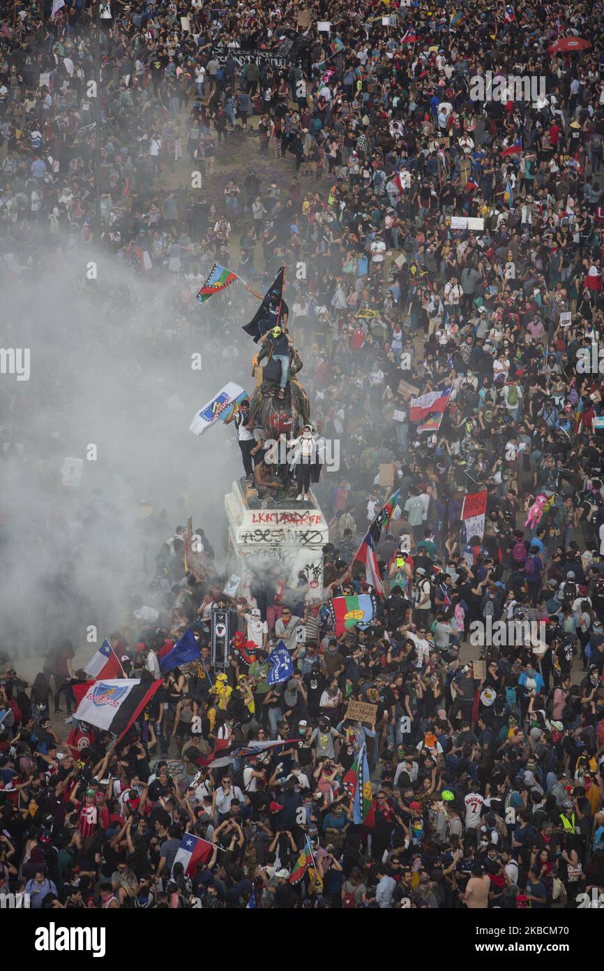 Demonstrators protest against Chile's government in Santiago, Chile ...