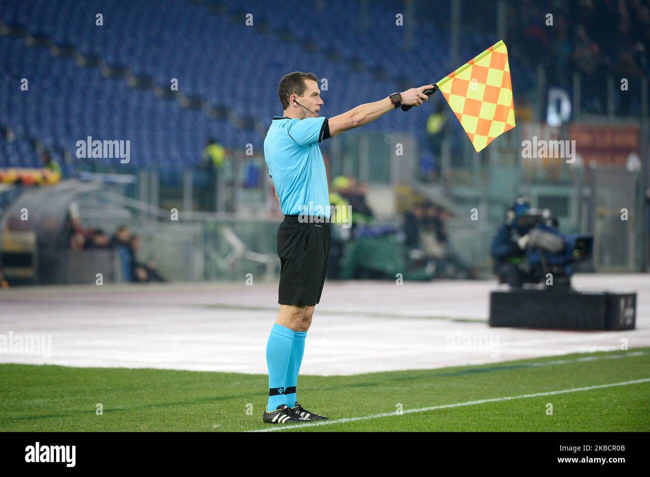 Referee signals hi-res stock photography and images - Alamy