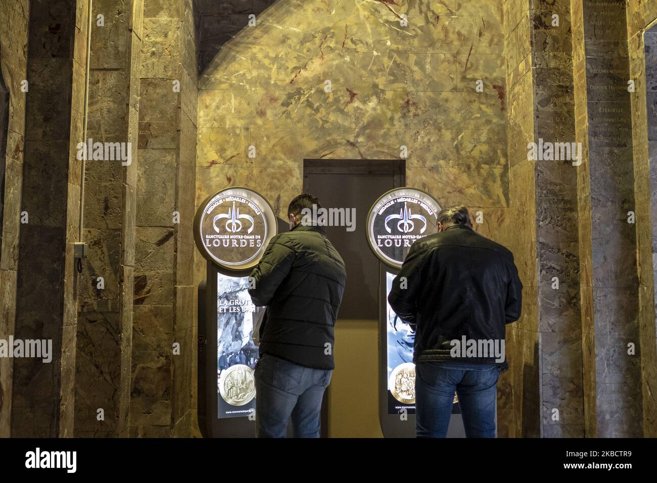 Different vending machines hi-res stock photography and images - Alamy