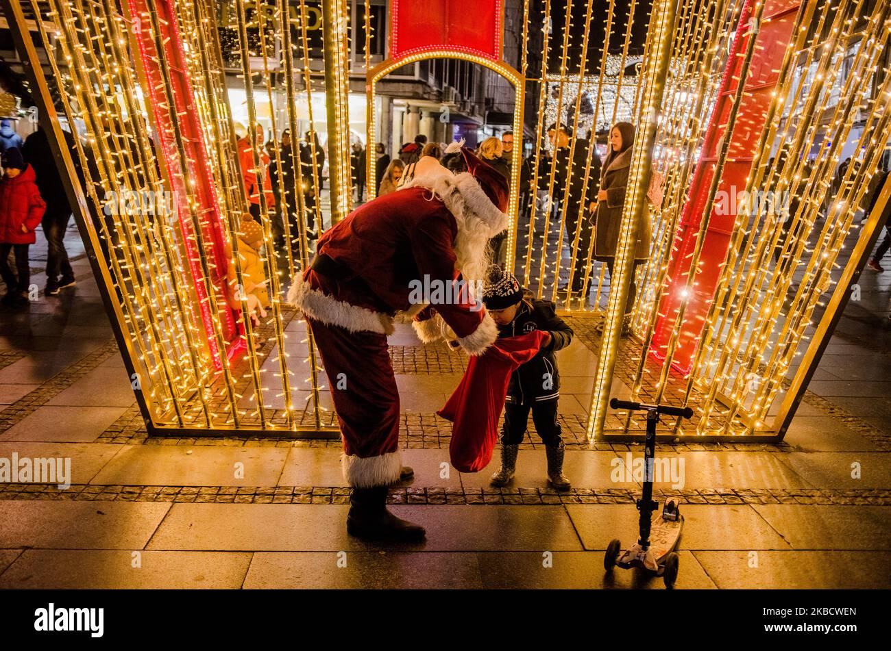 Santa claus gives presents children hi-res stock photography and images ...