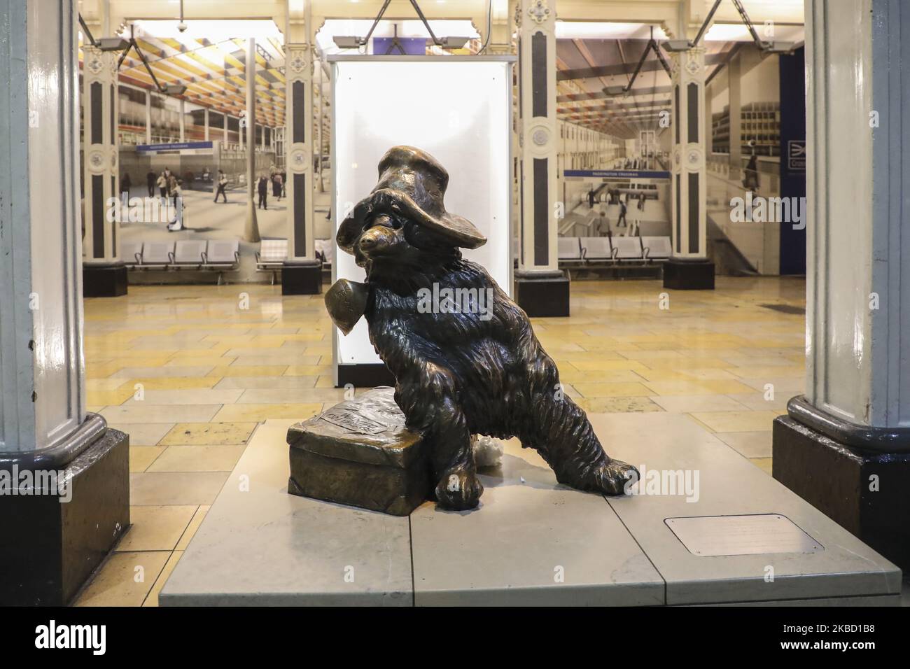 Paddington bear statue paddington hi-res stock photography and images ...