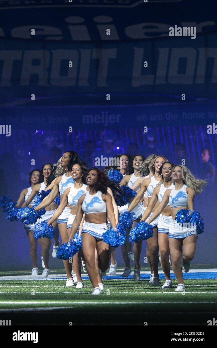 Detroit lions cheerleaders hi-res stock photography and images - Alamy
