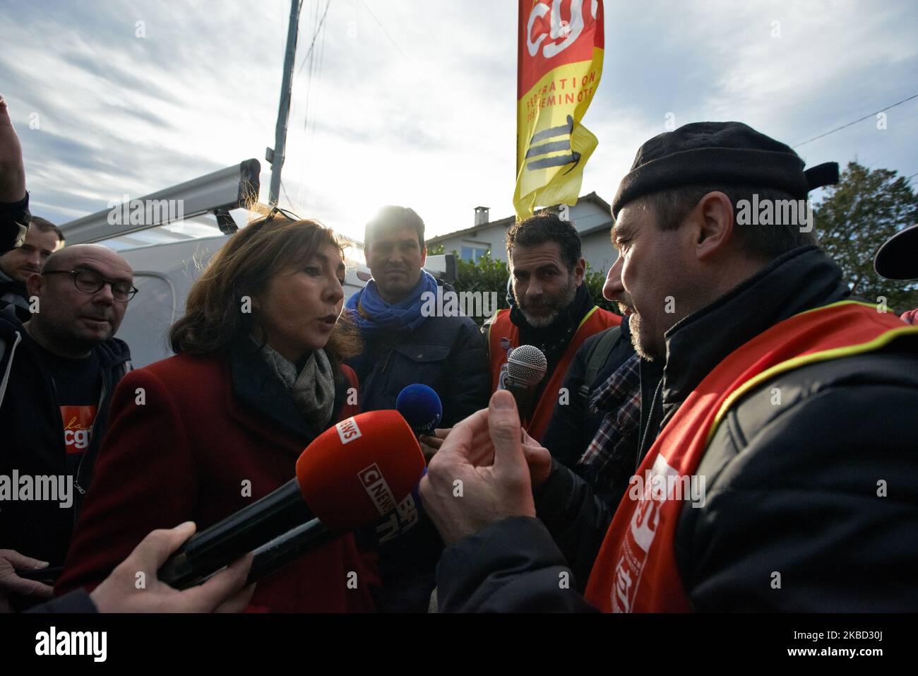 Corinne Vignon, LREM' MP and a CGT trade unionist discuss. Trade unionists from several trade ...
