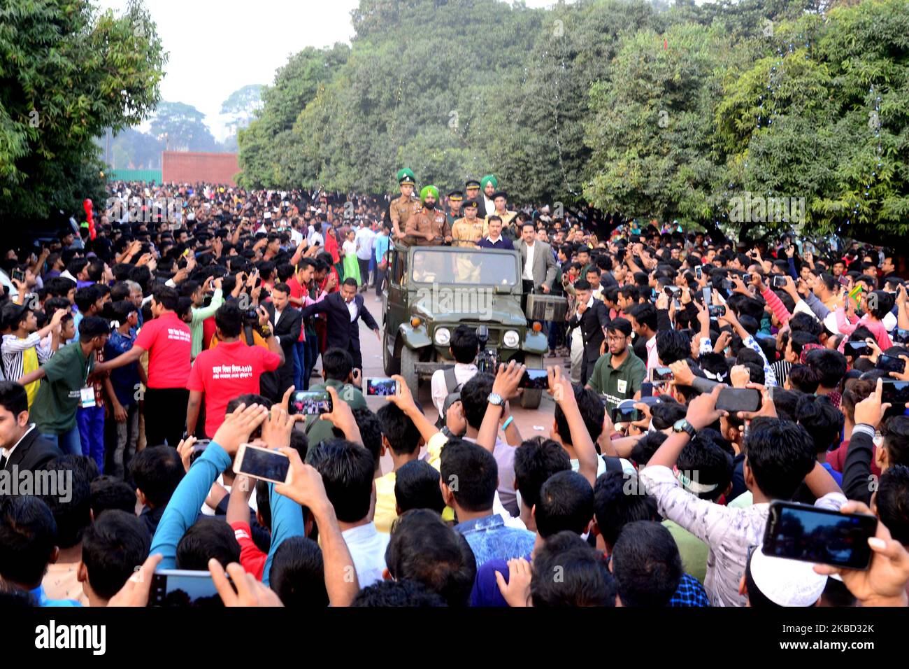 Bangladeshi artist performs Signatures of Pakistani forces surrender on ...