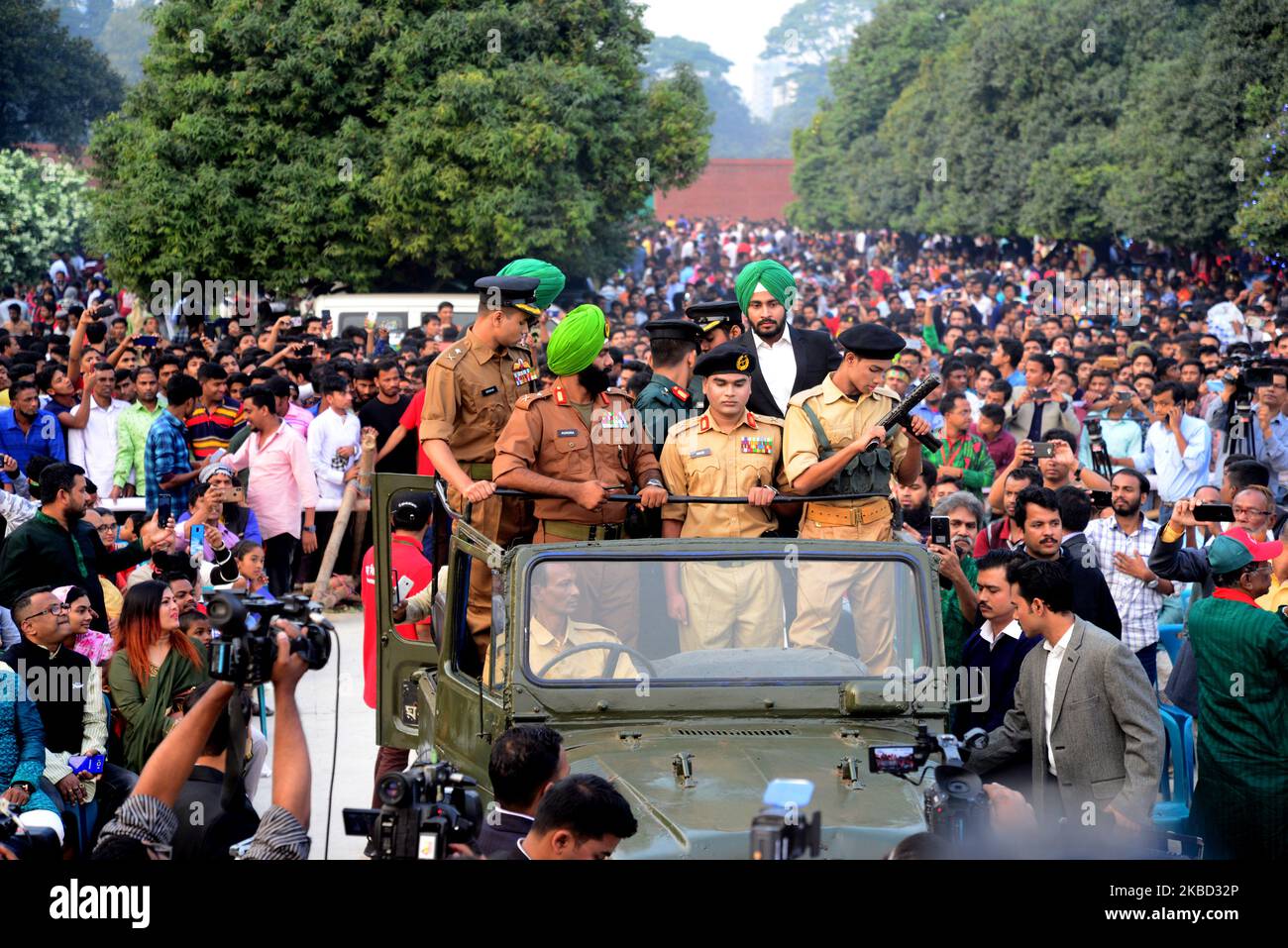 Bangladeshi artist performs Signatures of Pakistani forces surrender on ...
