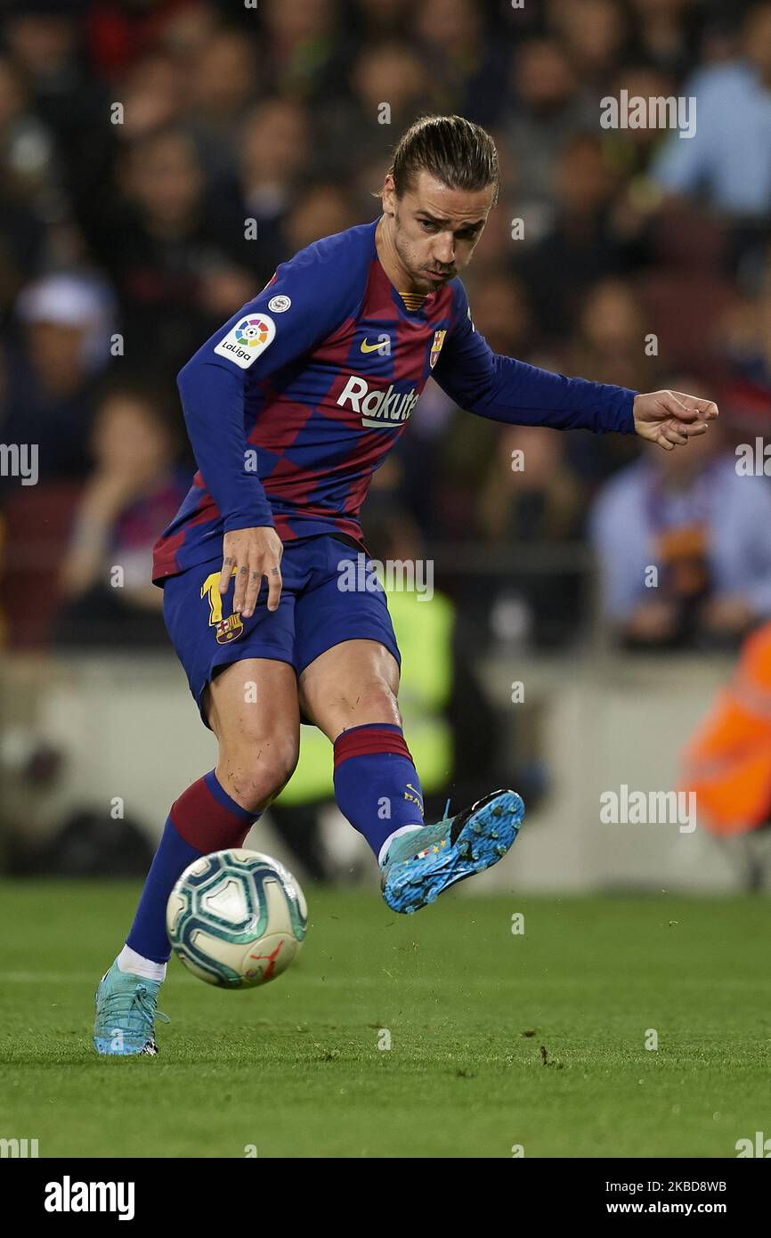 Antoine Griezmann of Barcelona shooting to goal during the Liga match ...