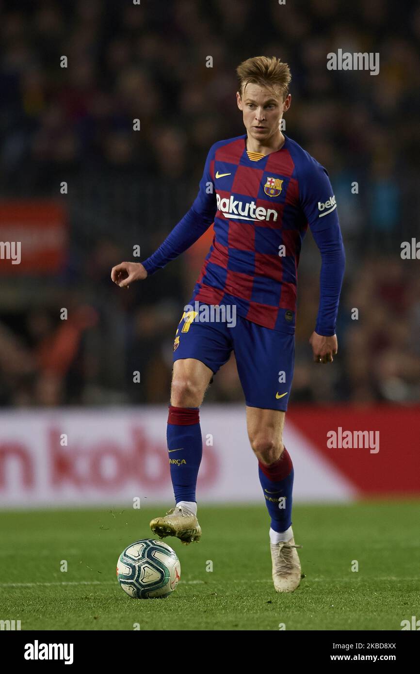 Frenkie de Jong of Barcelona controls the ball during the Liga match ...
