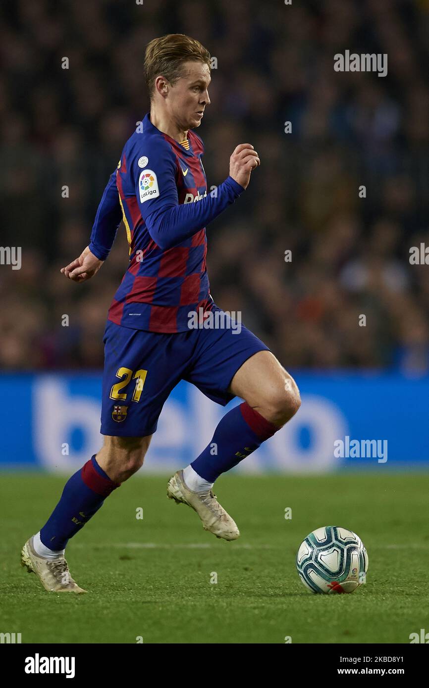 Frenkie de Jong of Barcelona controls the ball during the Liga match ...