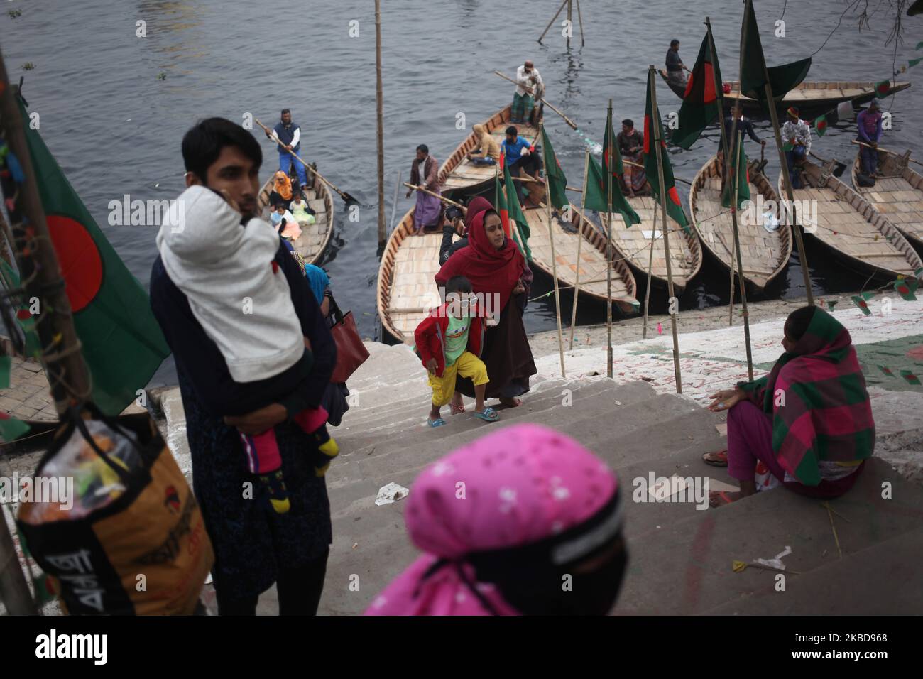 People make their move during a cold wave in Dhaka , Bangladesh on 20 ...