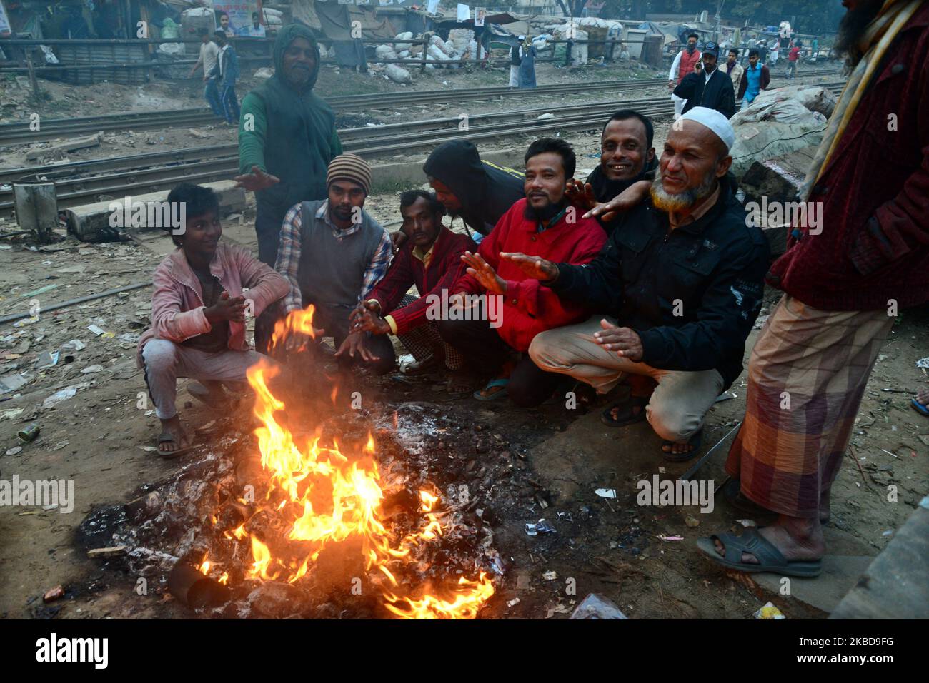 Bangladeshi peoples set fire to keep them warm during the cold wave and ...