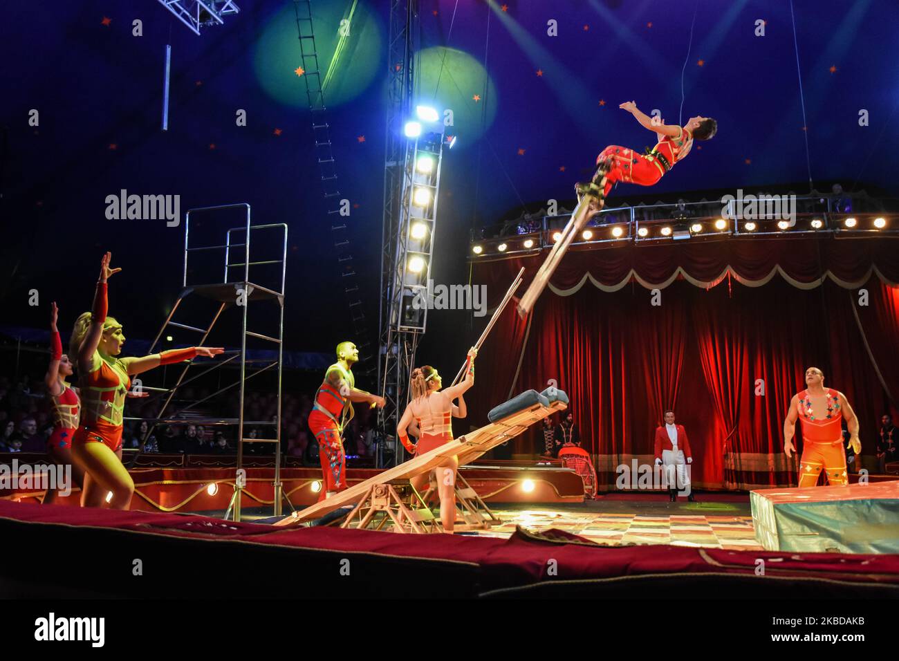 Trapeze artists two hi-res stock photography and images - Alamy