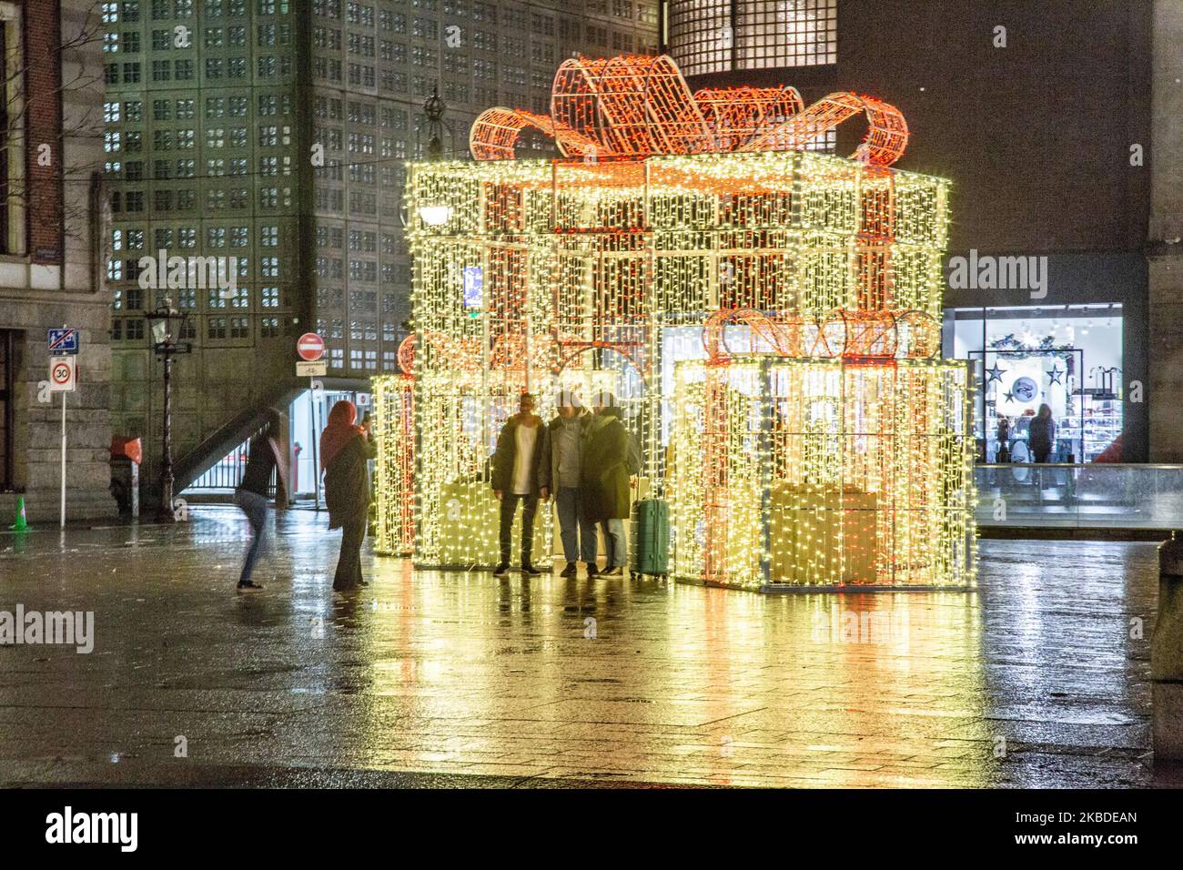 Gift box art installation hi-res stock photography and images - Alamy