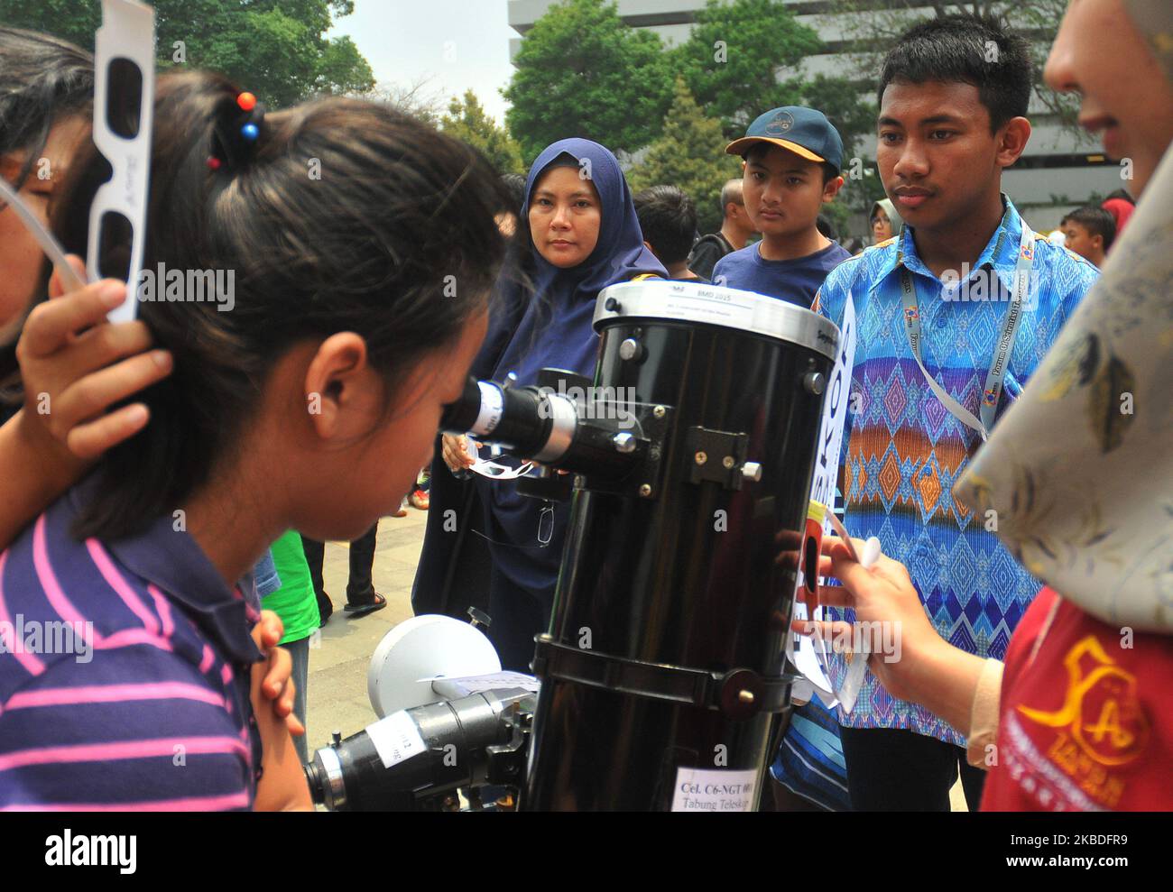 Visitors observe the phenomenon of a partial solar eclipse (GMP ...