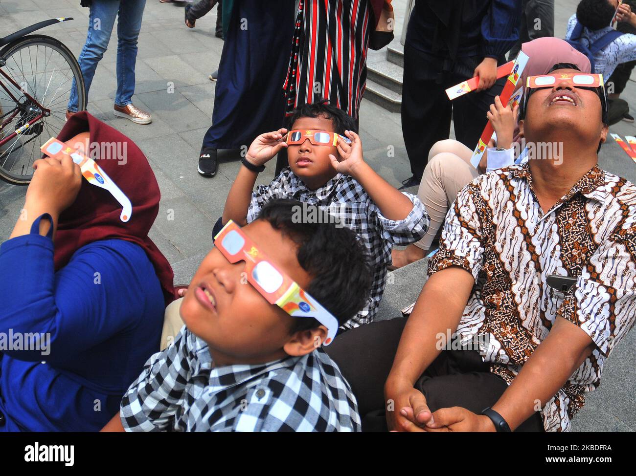 Visitors observe the phenomenon of a partial solar eclipse (GMP ...
