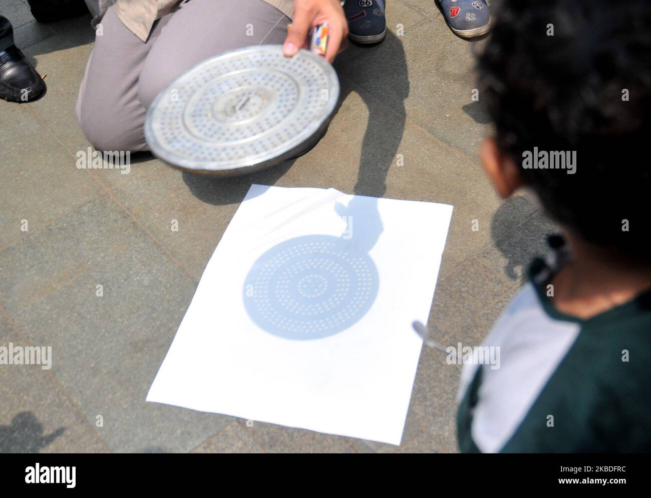 Visitors observe the phenomenon of a partial solar eclipse (GMP ...