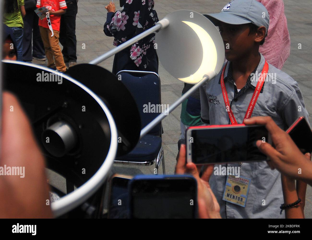 Visitors observe the phenomenon of a partial solar eclipse (GMP ...