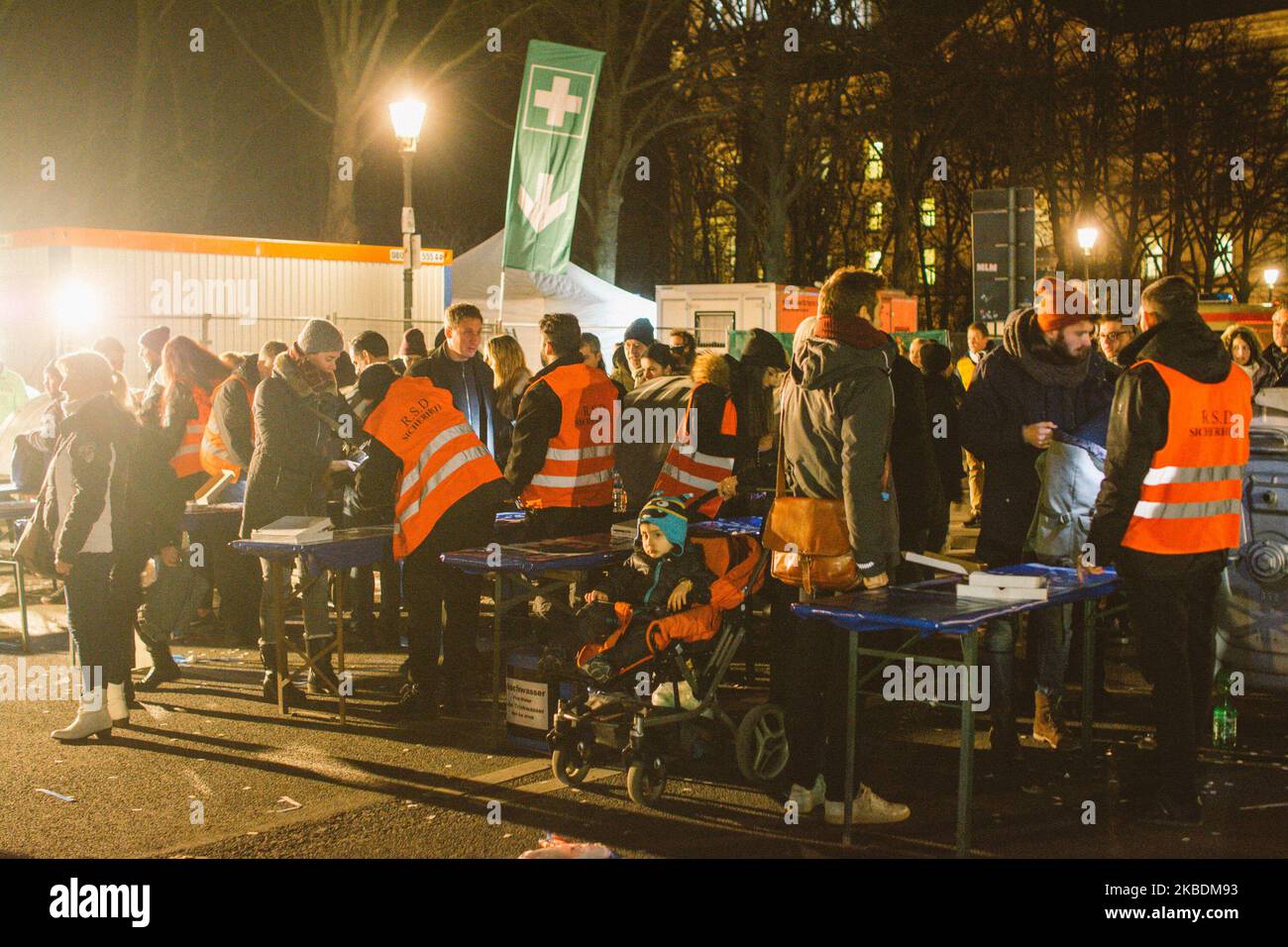 Security checks in the night before New Years Eve Party at Brandenburg ...
