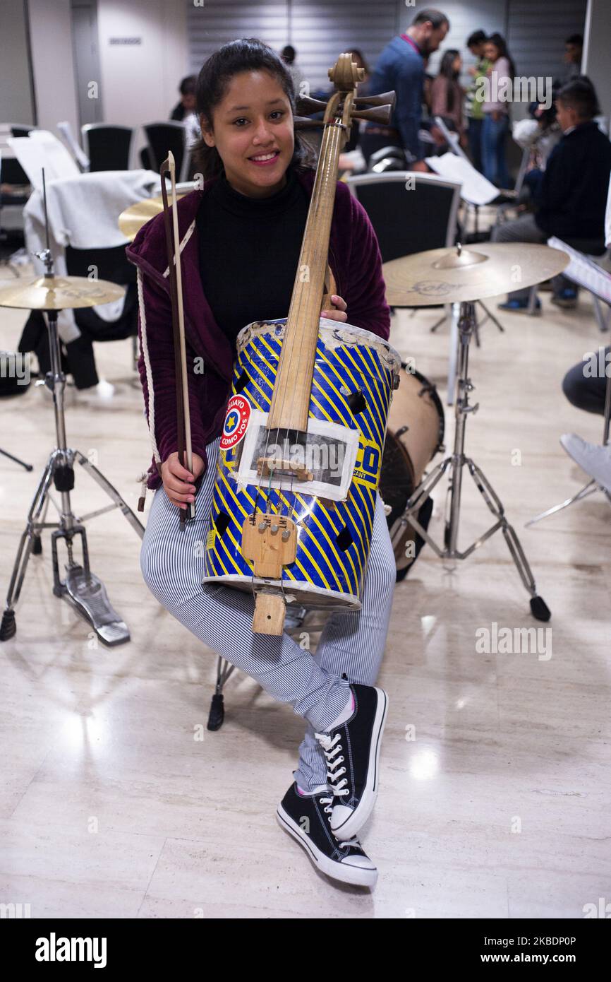 A musician of the ‘Orquesta de Instrumentos Reciclados de Cateura ...