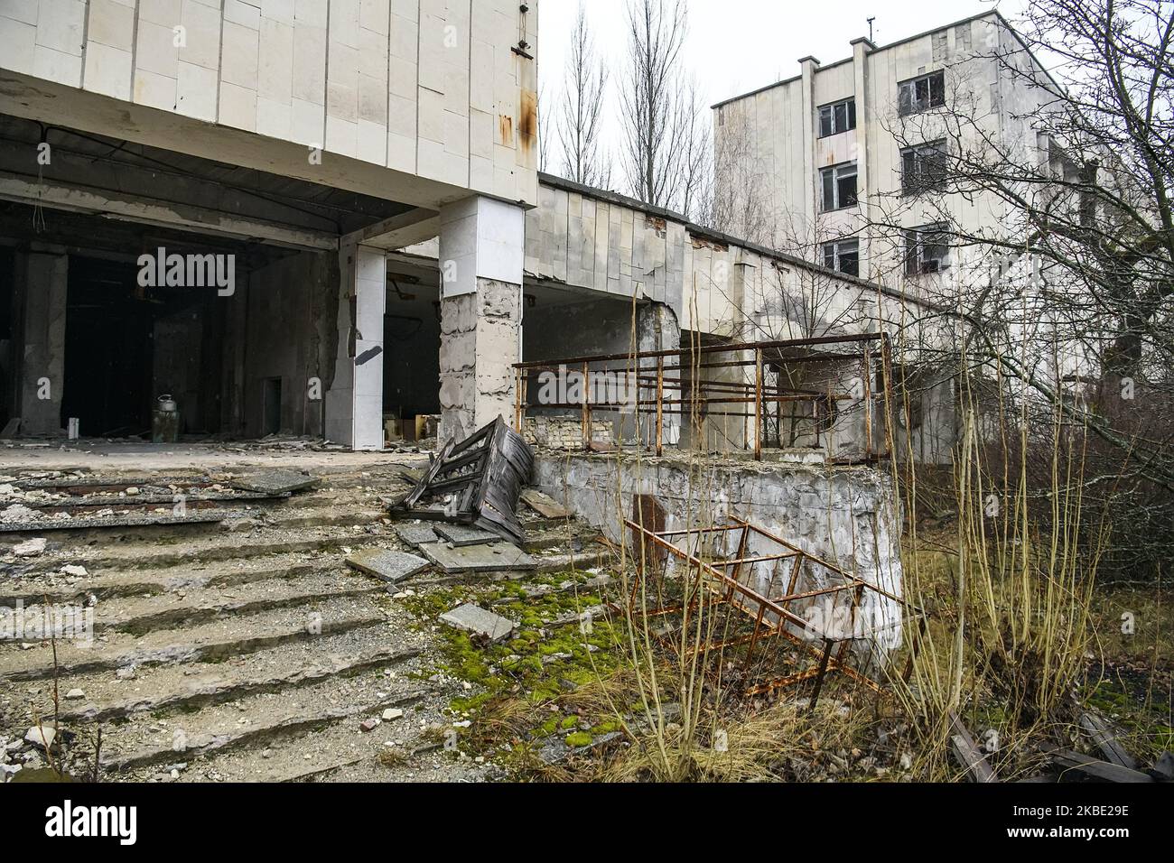 Collapsing overgrown abandoned buildings hi-res stock photography and ...