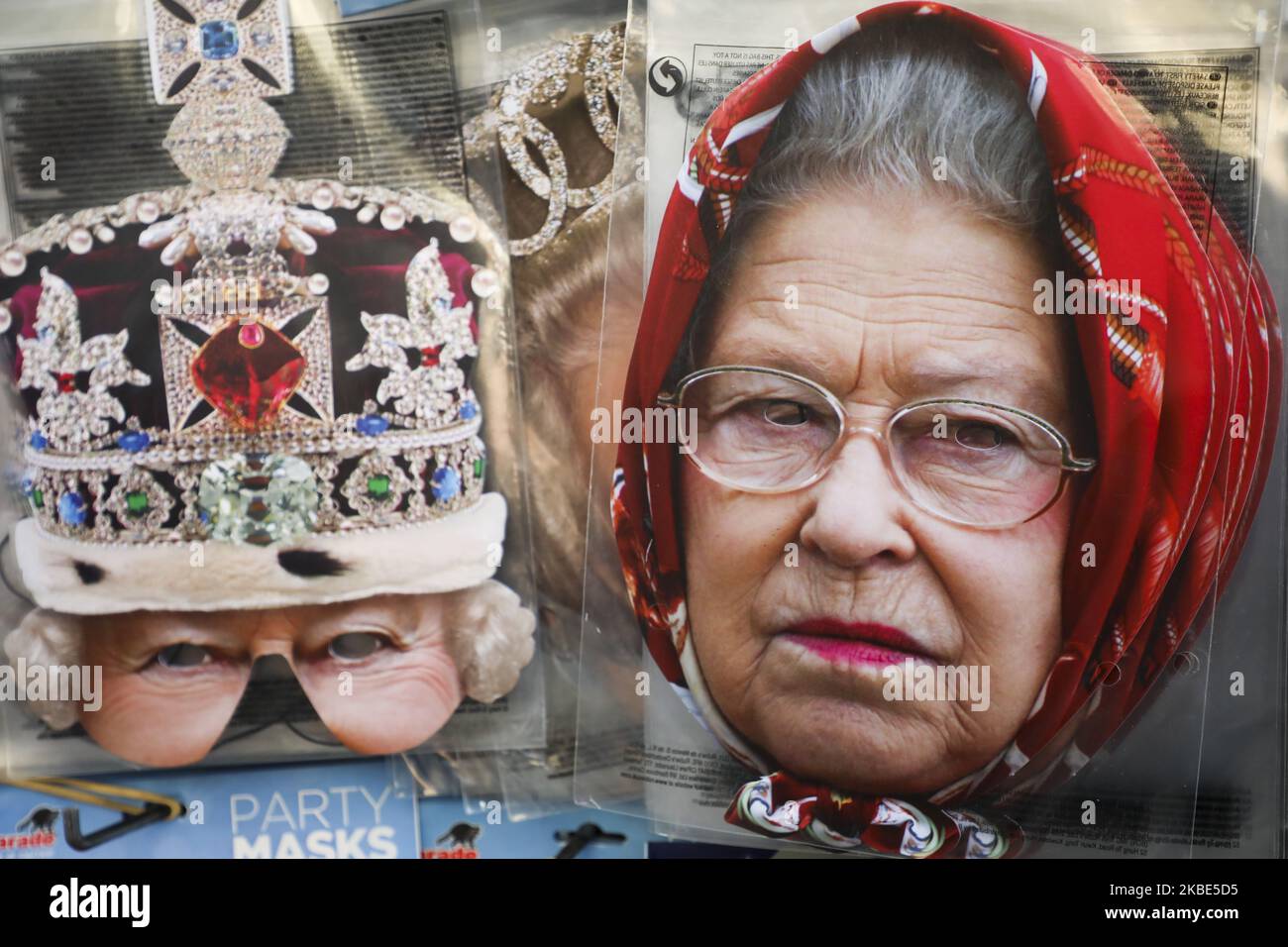 Queen elizabeth 11 crown hi-res stock photography and images - Alamy
