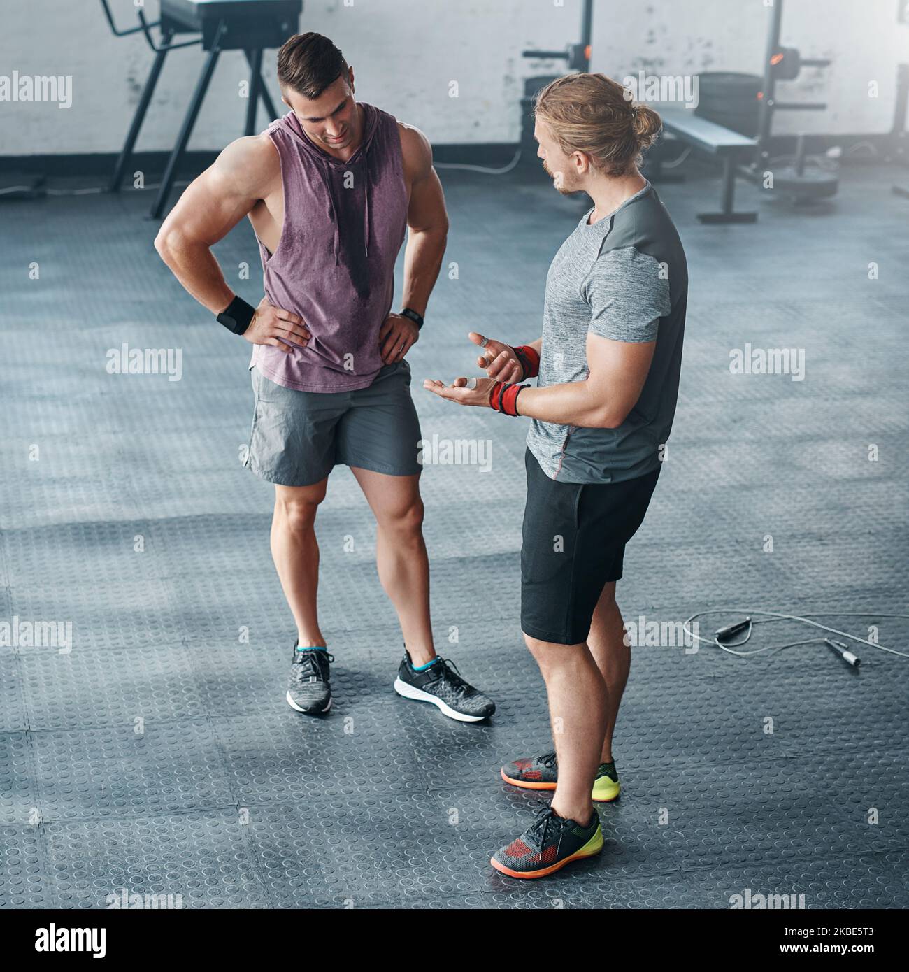 Two men gym hi-res stock photography and images - Alamy