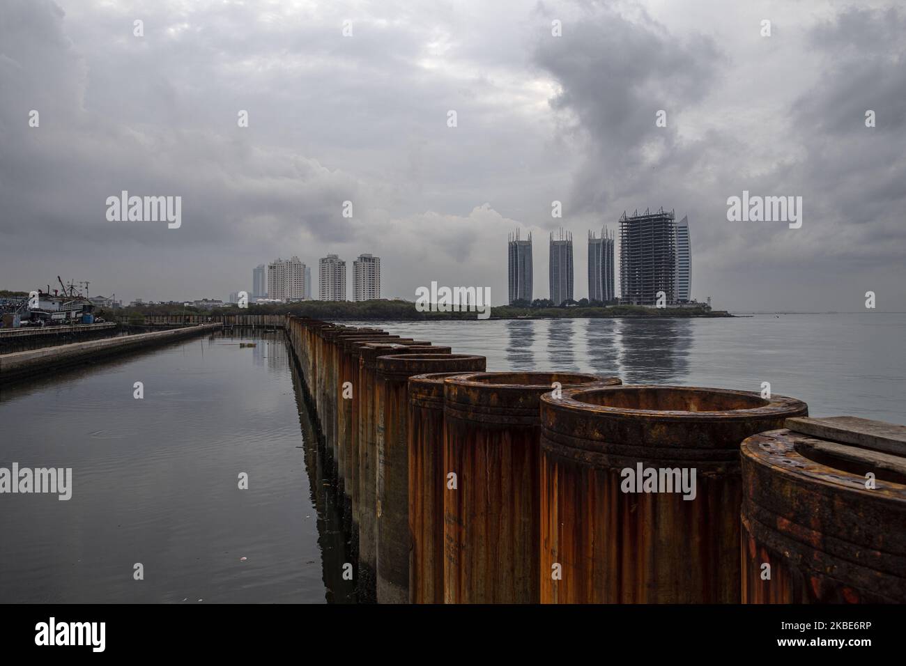 Sinking skyscraper hi-res stock photography and images - Alamy