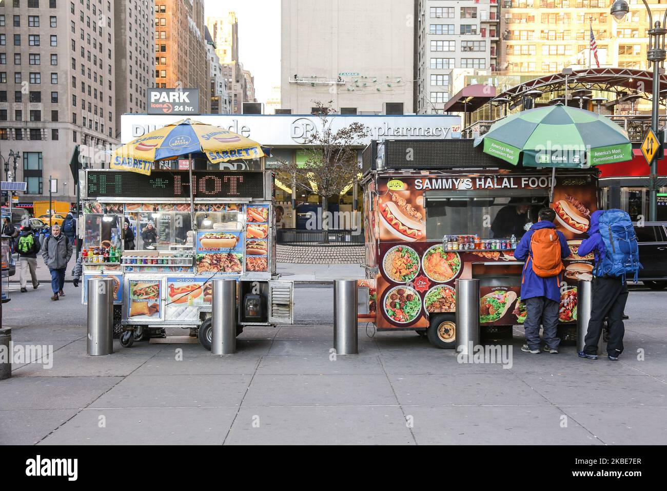 Famous iconic New York City fast food truck selling Hot Dog, Halal ...