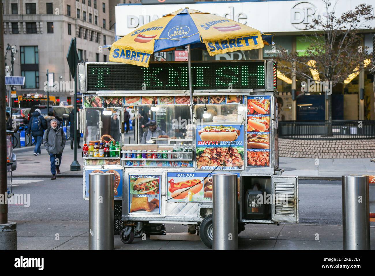 Famous iconic New York City fast food truck selling Hot Dog, Halal ...