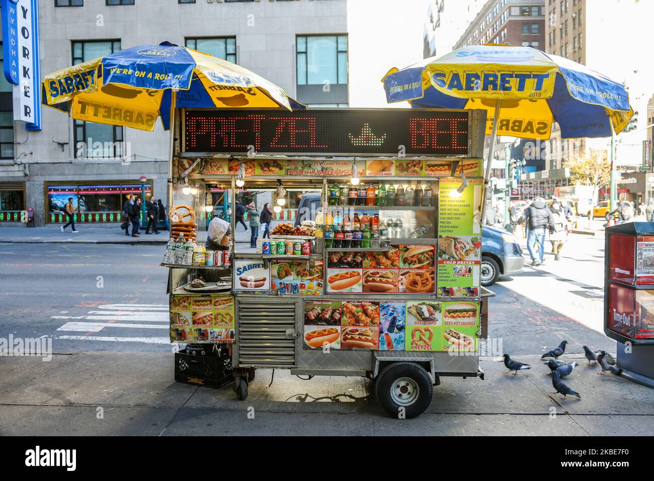 Famous iconic New York City fast food truck selling Hot Dog, Halal ...