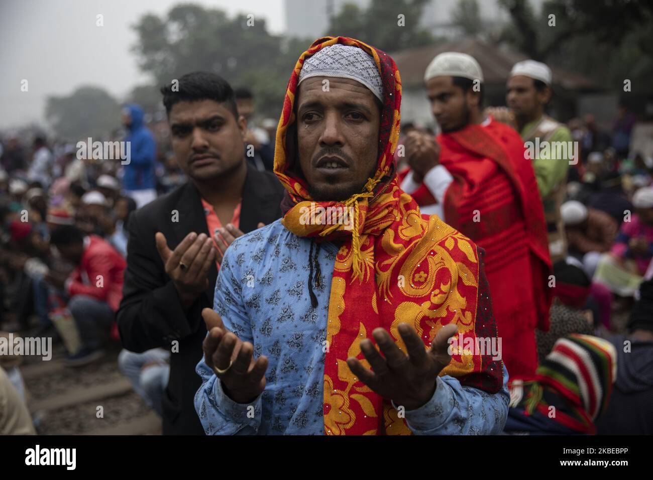 Bangladeshi muslim devotees hi-res stock photography and images - Alamy