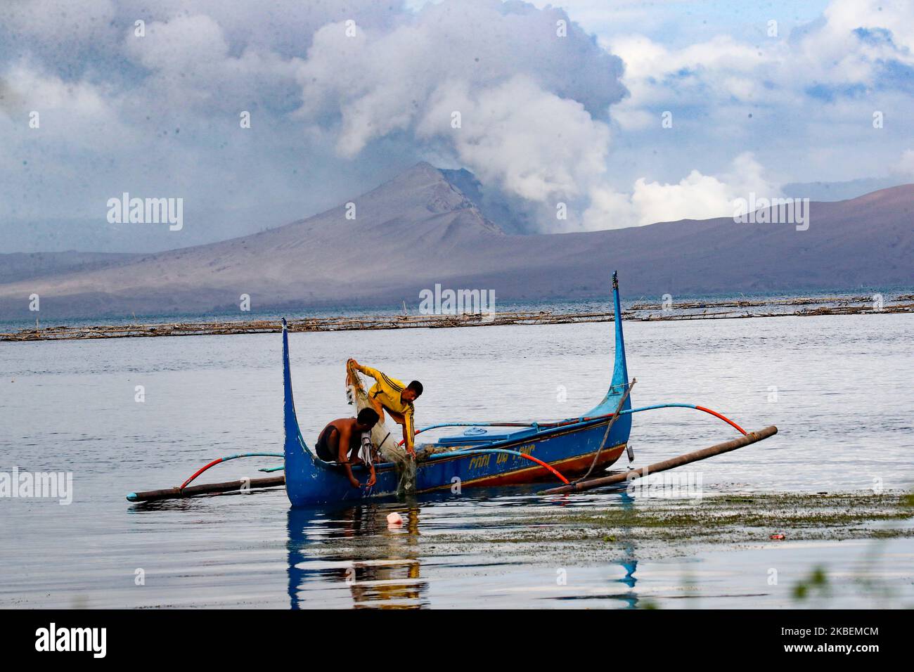 Local fishermen take advantage of the massive influx of fish in Taal ...