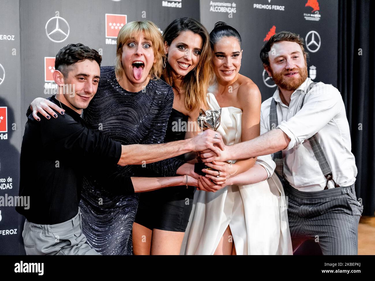 The cast of 'Vida perfecta' poses in the Press Room after winning the ...