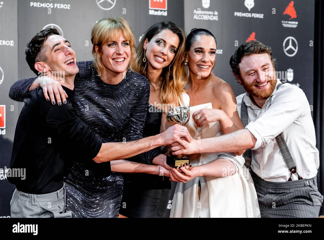 The cast of 'Vida perfecta' poses in the Press Room after winning the ...