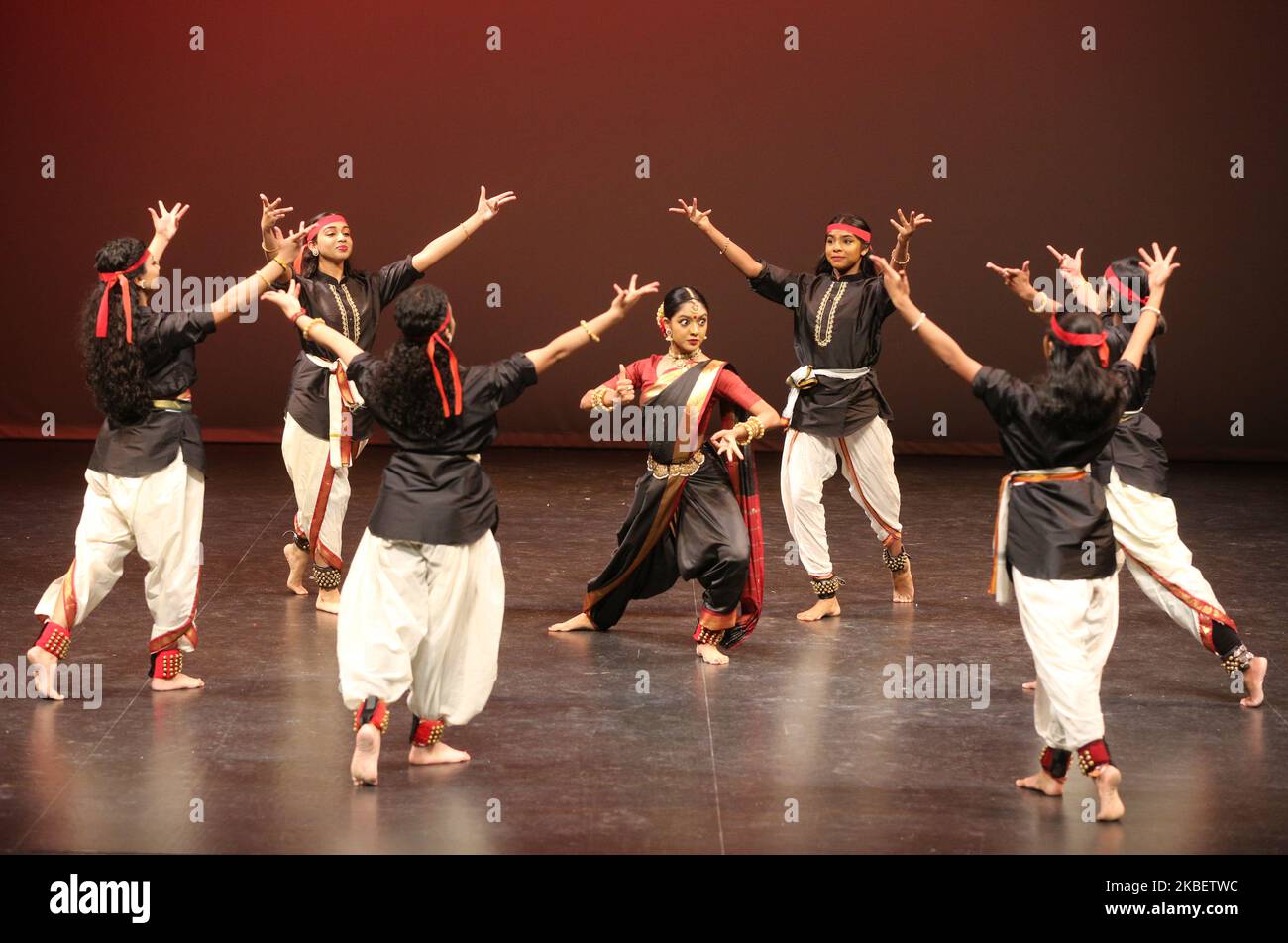 Girls dancing traditional tamil dances hi-res stock photography and ...