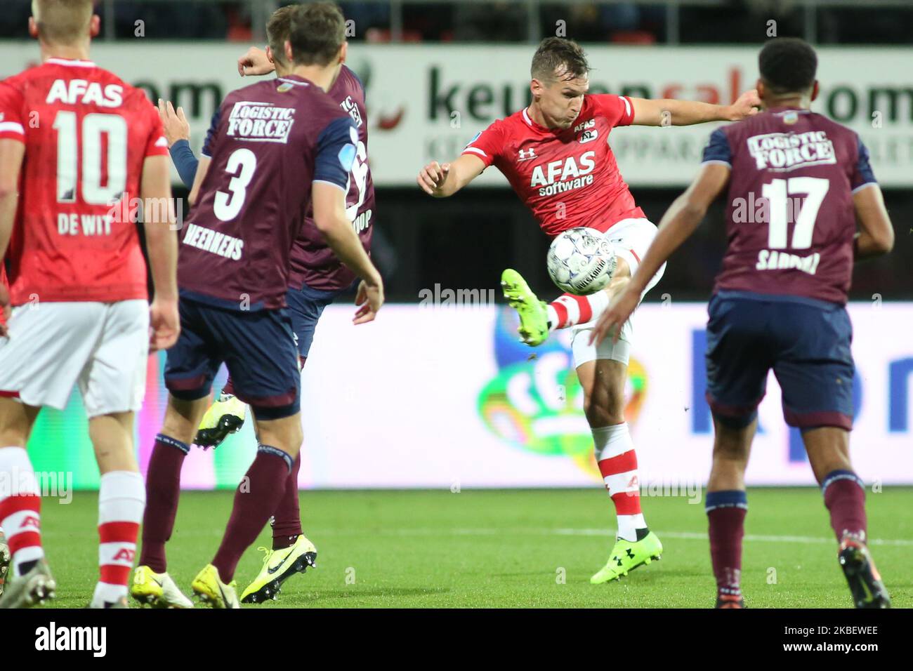 Owen Wijndal (AZ Alkmaar) controls the ball during the 2019/20 ...