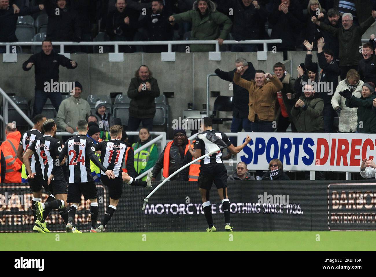 Chelsea corner flag hi-res stock photography and images - Alamy