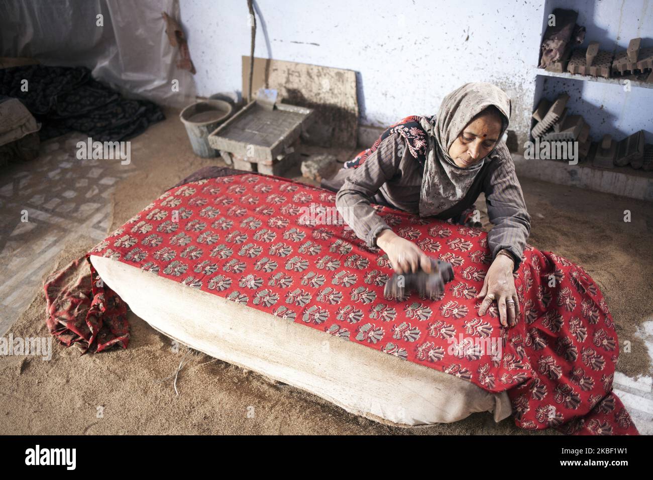 Female woodblock printer prints hi-res stock photography and images - Alamy